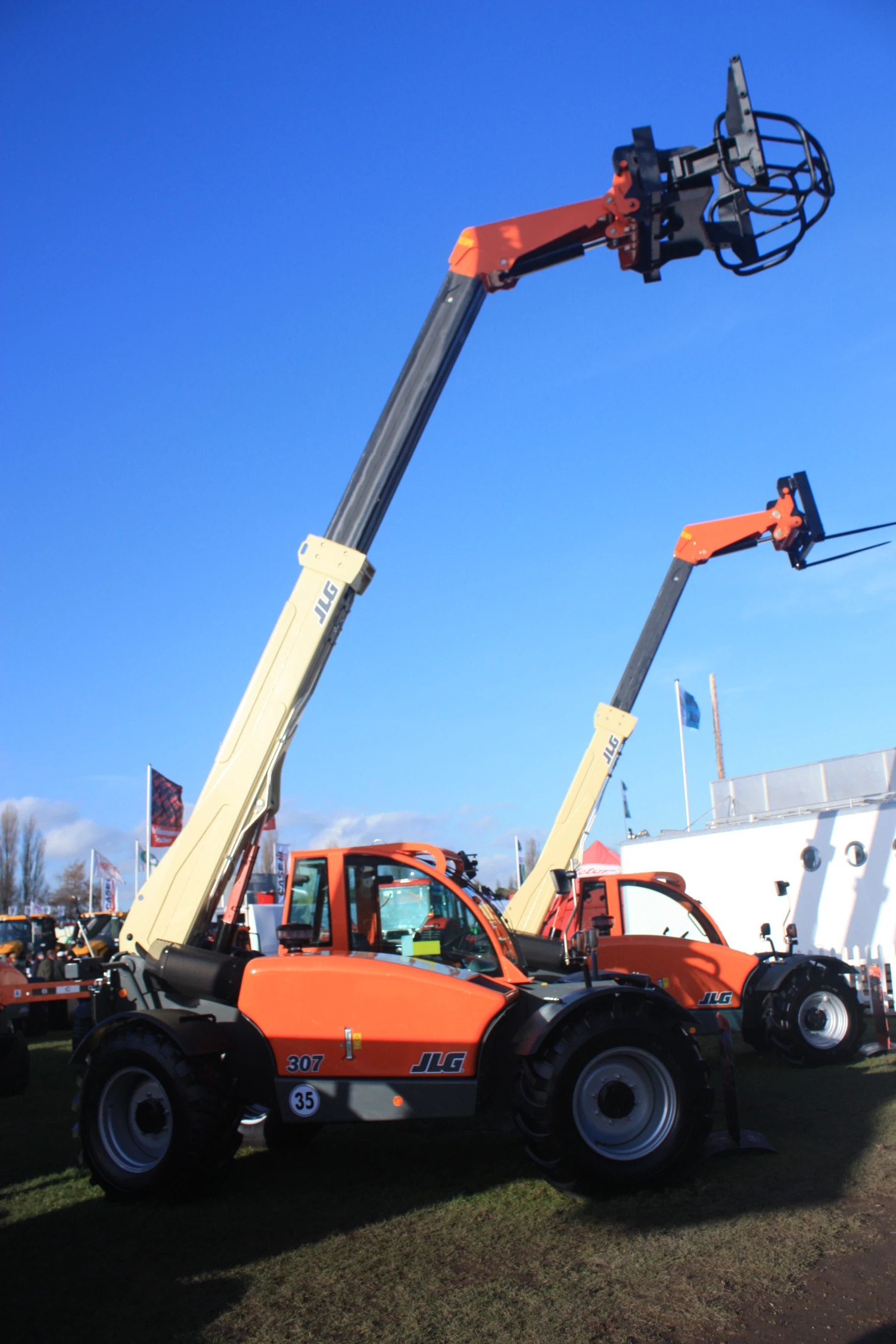 JLG Industries - Tractor & Construction Plant Wiki - The classic ...